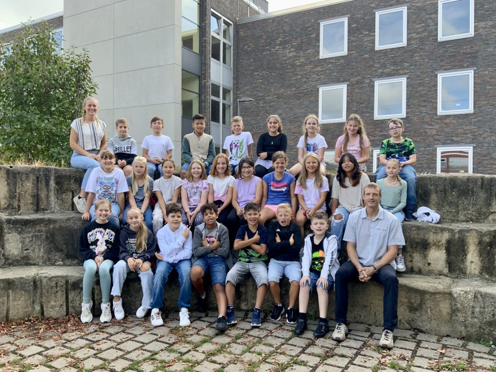 Klasse 5B mit den Lehrkräften Frau Paul und Herr Weil – CGW